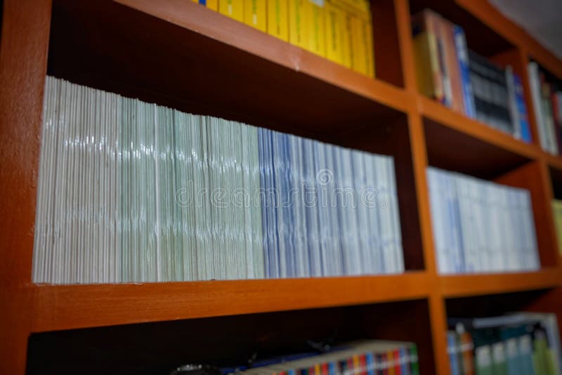 Scaffale Per Libri in Pieno Dei Libri Immagine Stock - Immagine di pila ...