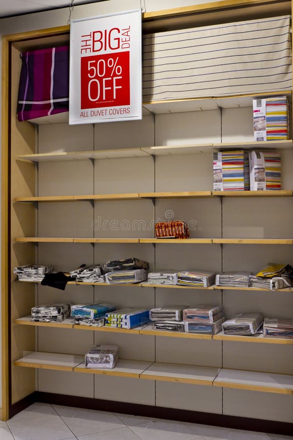 Scaffali vuoti nel negozio fotografia editoriale. Immagine di ...