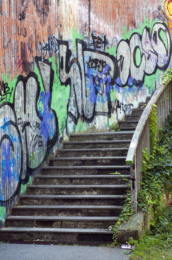 Scala con graffiti fotografia stock. Immagine di spruzzo - 21106802