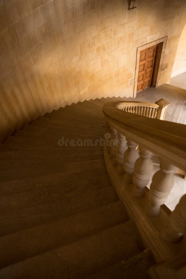 Scala di pietra curva immagine stock. Immagine di pietra - 88003351