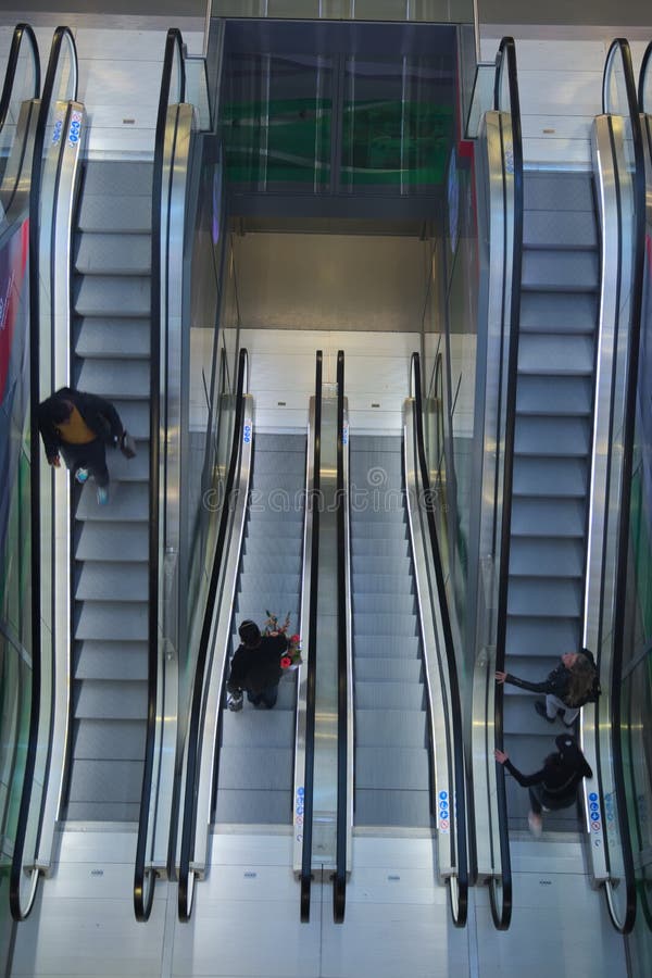 Scala mobile fotografia stock. Immagine di escalator - 47660302