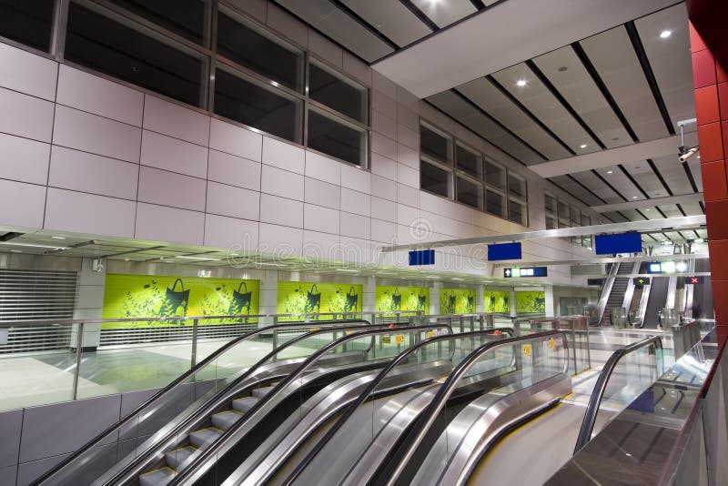 Scala mobile fotografia stock. Immagine di escalator - 14357460