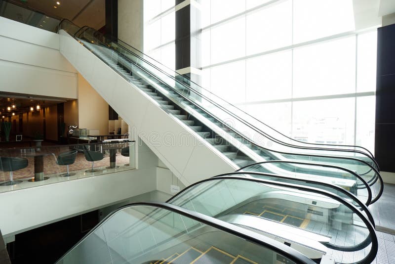 Scala Mobile in Un Edificio Moderno Immagine Stock - Immagine di urbano ...