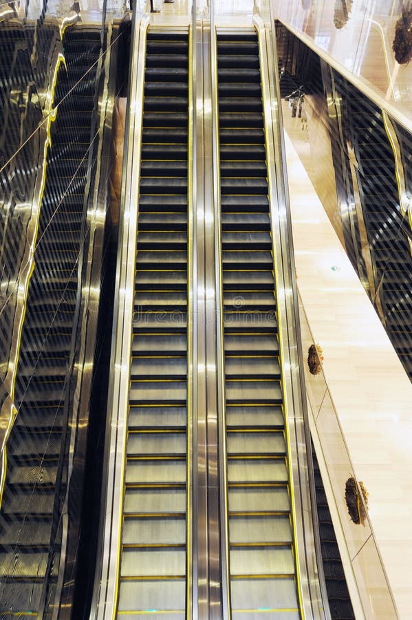 Scala mobile dorata fotografia stock. Immagine di struttura - 22613378