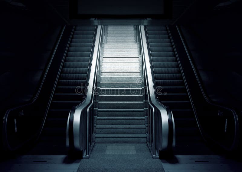 Scala mobile e scale immagine stock. Immagine di centro - 82961145