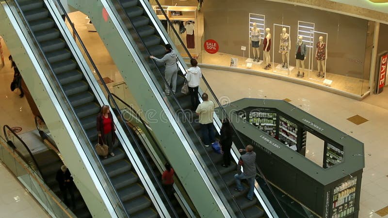 Scala Mobile in Un Grande Centro Commerciale Con La Gente Archivi Video ...