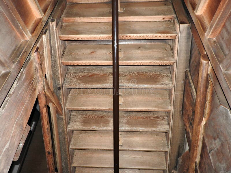 Scala Ripida E Stretta Dentro Il Castello Di Himeji, Giappone ...