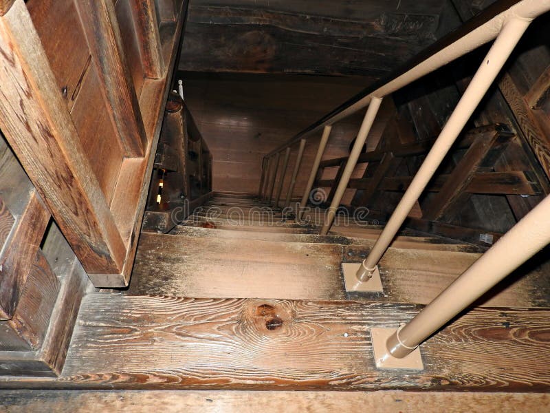 Scala Ripida E Stretta All'interno Del Castello Di Himeji, Giappone ...