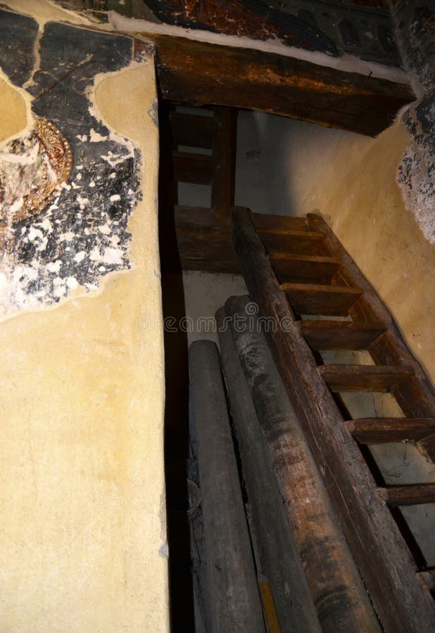 Scala Ripida E Stretta Per Il Secondo Piano Immagine Stock Editoriale ...