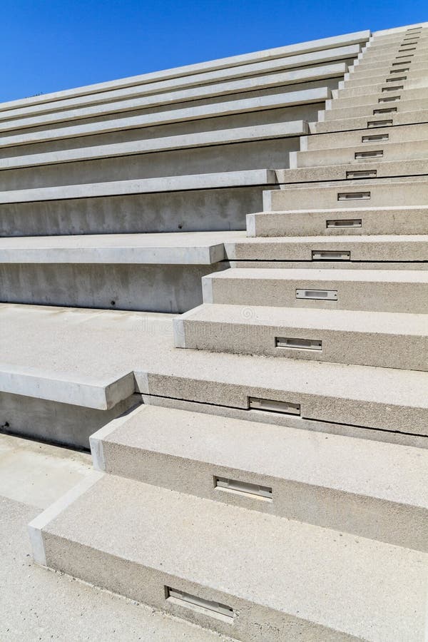 Scale Concrete in Anfiteatro Moderno Fotografia Stock - Immagine di ...