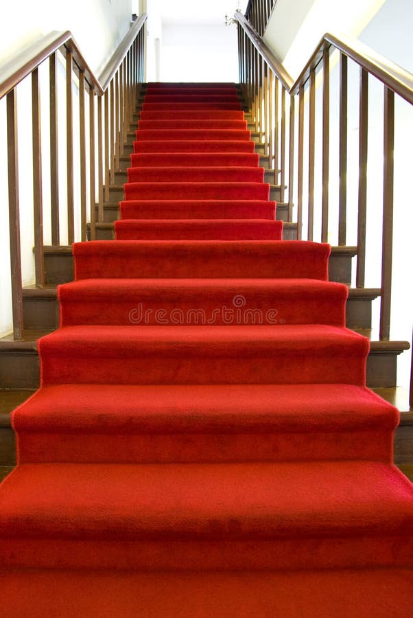 Scale del tappeto rosso immagine stock. Immagine di banister - 6764429