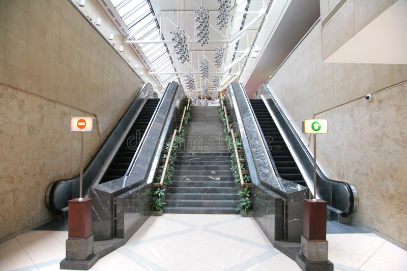 Pulizia Di Gomma Della Maniglia Delle Scale Mobili Fotografia Stock ...