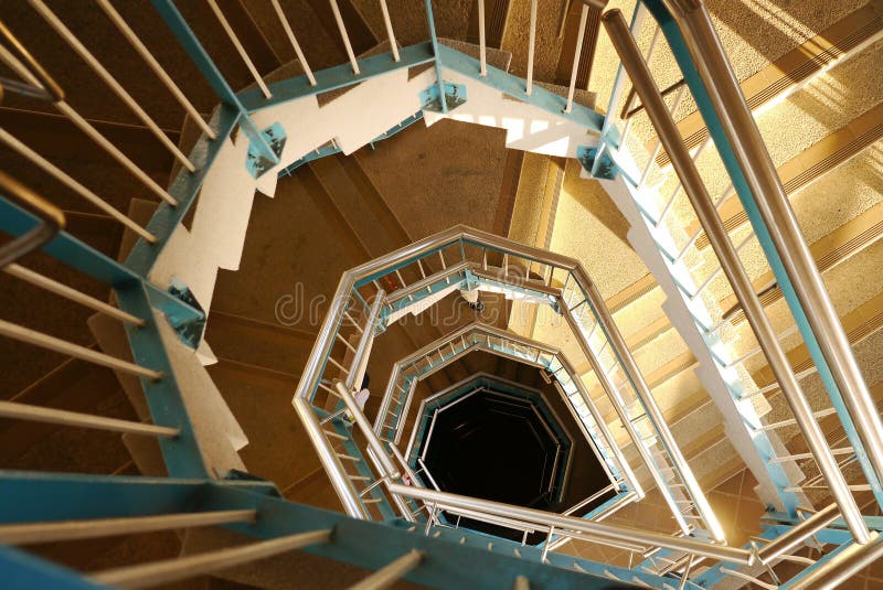 Scale Infinite Diagonalmente Giù Una Diga Immagine Stock - Immagine di ...