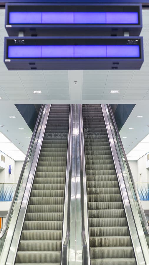 Le Nuove Scale Mobili Hanno Sviluppato Una Stazione Della Metropolitana ...