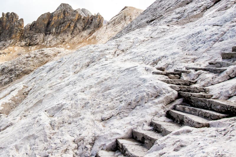 Scale Nella Roccia Sul Marmolada, Dolomia Fotografia Stock - Immagine ...