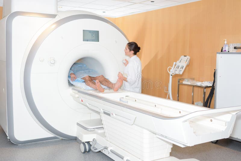 Scanner Entrant De Mri D'homme Photo stock - Image du résonance, rayon ...