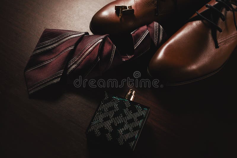 Scarpe Alla Moda Con Il Legame Ed Il Profumo Immagine Stock - Immagine ...