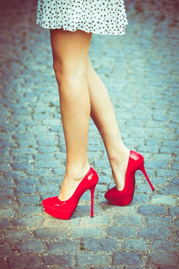 Scarpe rosse immagine stock. Immagine di estate, città - 32101477