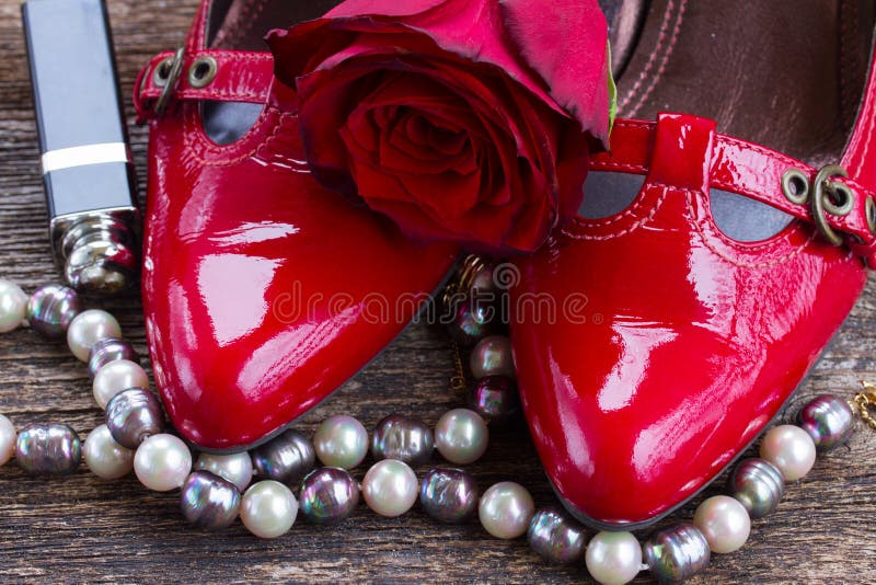 Scarpe Rosse Con Il Fiore Rosa Fotografia Stock - Immagine di lucido ...
