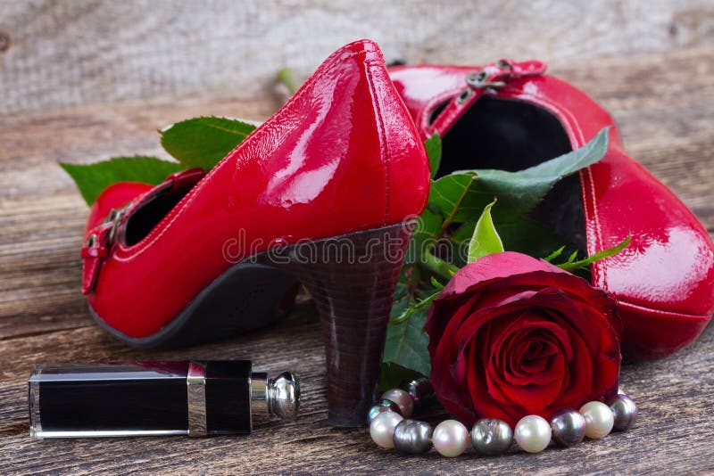Scarpe Rosse Con Il Fiore Rosa Fotografia Stock - Immagine di lucido ...