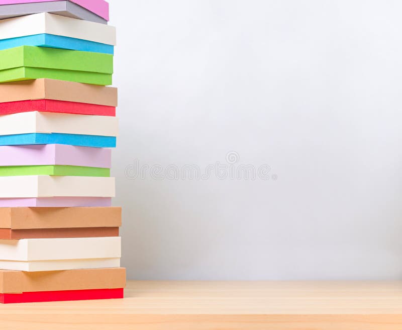 581 Scatole Di Cartone Colorate Foto stock - Foto stock gratuite e ...