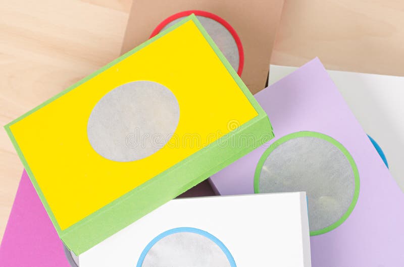 495 Scatole Di Cartone Colorate Foto - Foto Stock Gratis e Royalty-Free ...