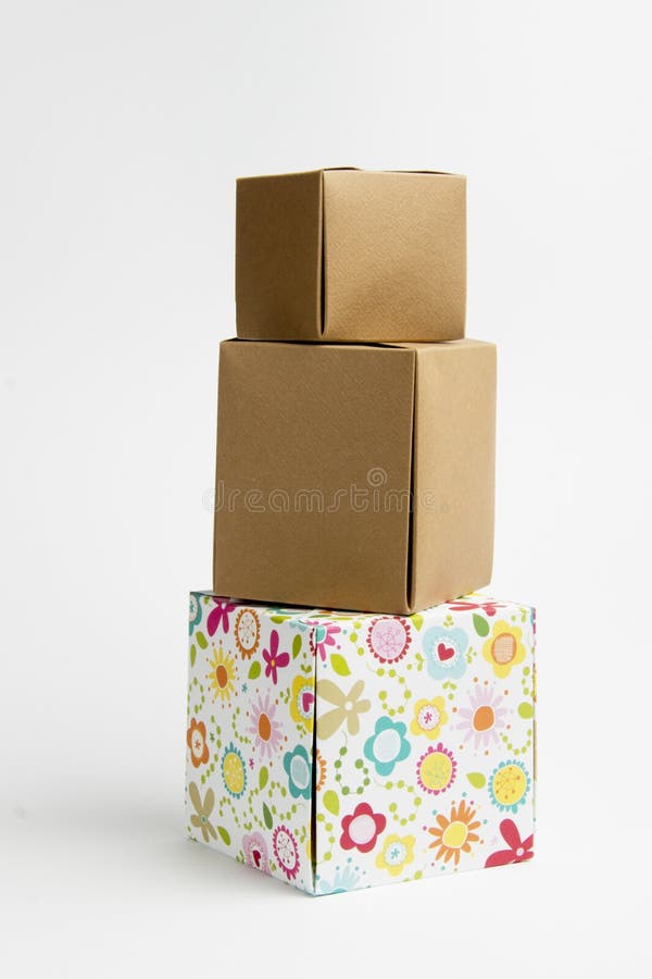 581 Scatole Di Cartone Colorate Foto stock - Foto stock gratuite e ...