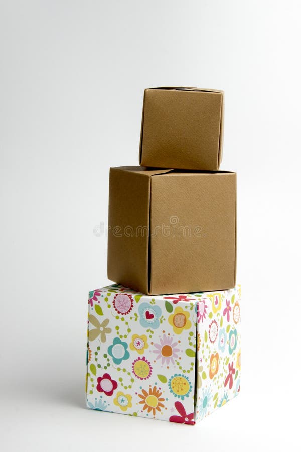 Scatole Di Cartone Colorate Foto - Foto Stock Gratis e Royalty-Free da ...