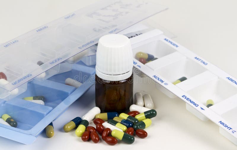 Scatole Della Medicina Con Le Pillole E Le Medicine Immagine Stock ...