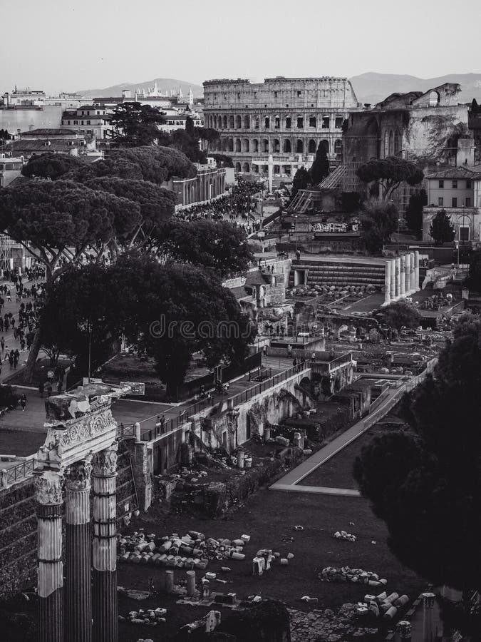 Scatto in Scala Di Grigi Di Edifici a Roma Italia Fotografia Stock ...