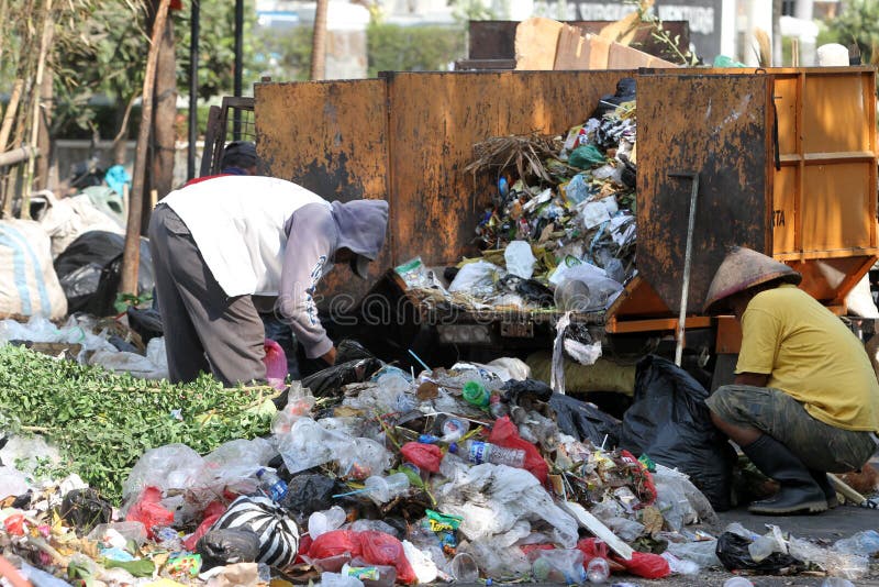 Scavengers editorial photo. Image of indonesia, recycling - 59551666