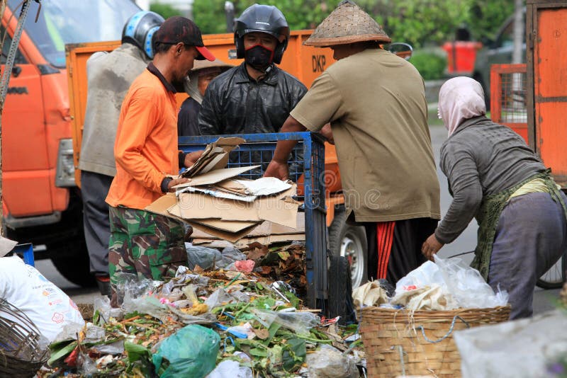 Scavenger Sorting through Trash at a Dump Site in Manila, Philippines ...
