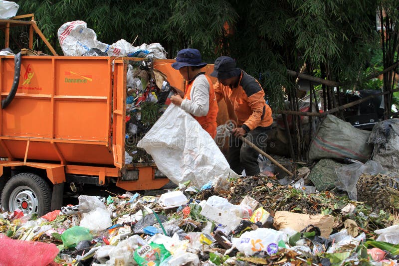 Scavenger Sorting through Trash at a Dump Site in Manila, Philippines ...