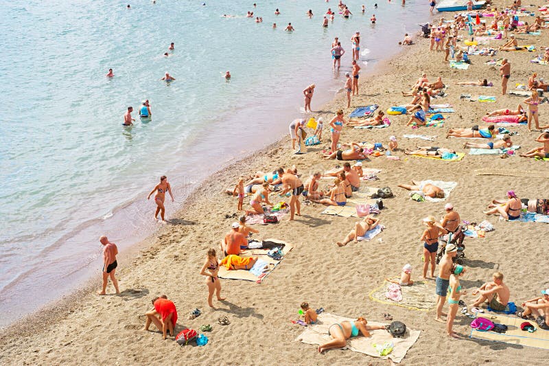 Scena Della Spiaggia Di Estate Della Crimea Immagine Editoriale ...