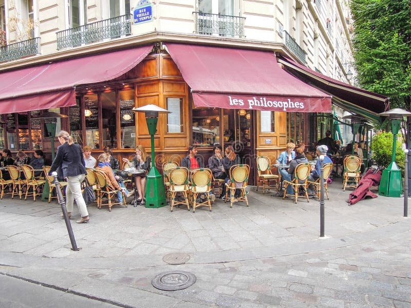 La Gente Che Riposa in Un Caffè Della Via a Parigi, Francia Immagine ...