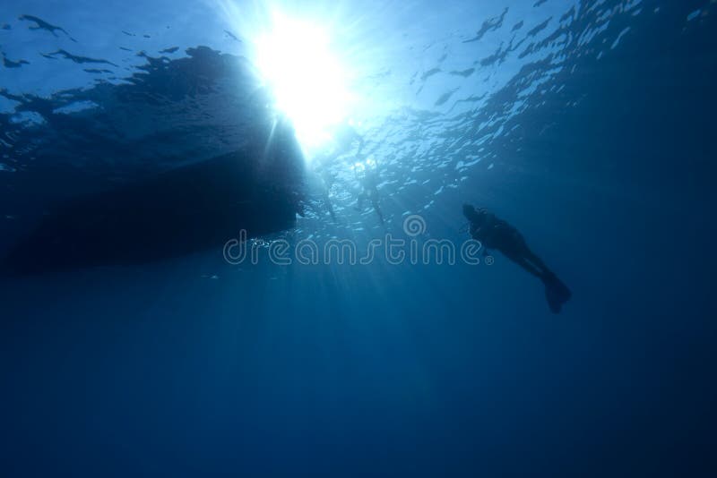 Scena Subacquea: Operatore Subacqueo Di Scuba in Acque Profonde ...