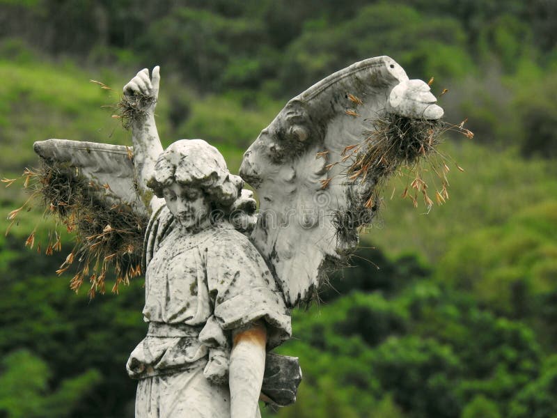 Scena in Un Cimitero: Vecchia Statua Di Un Angelo Con Le Ali Rotte ...