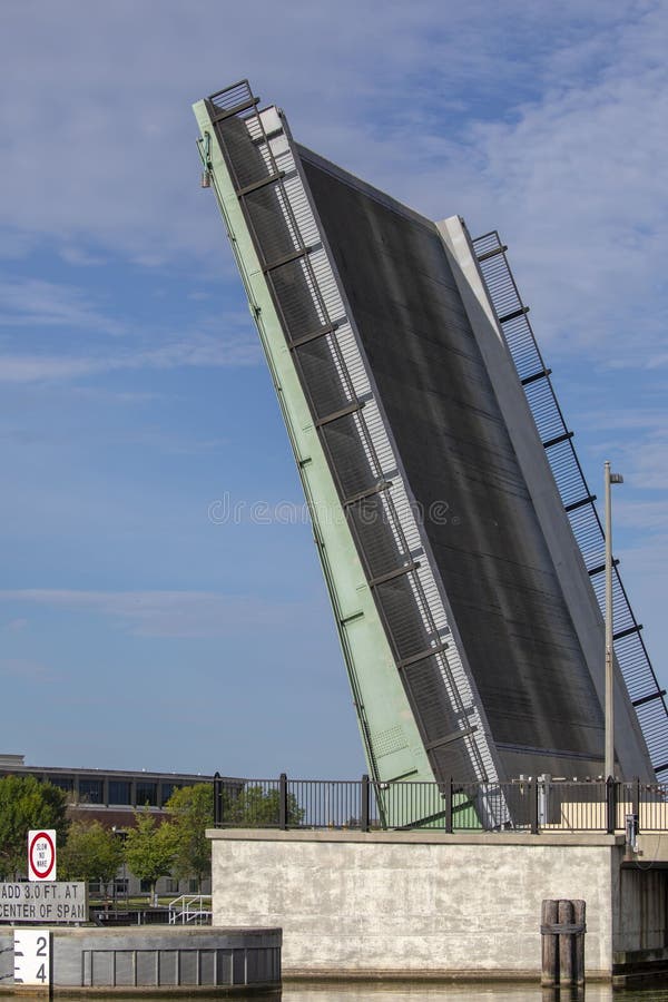 Manitowoc,WI,USA August 31, 2019 : Lifting Drawbridge Over Manitowoc ...