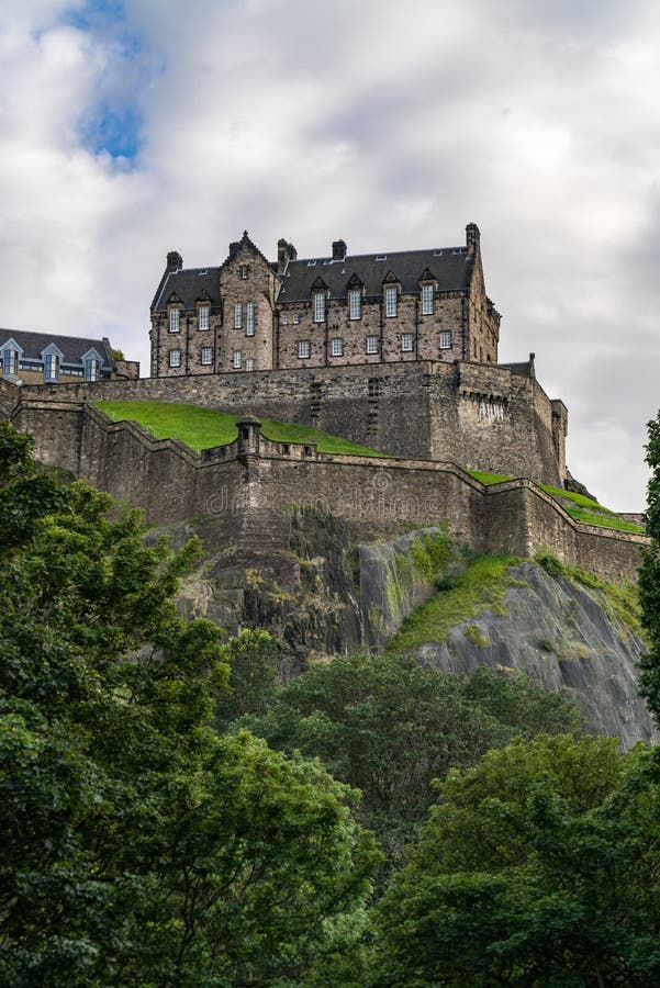 Scenic View of Edinburgh Castle on Castle Rock, Edinburgh Stock Photo ...