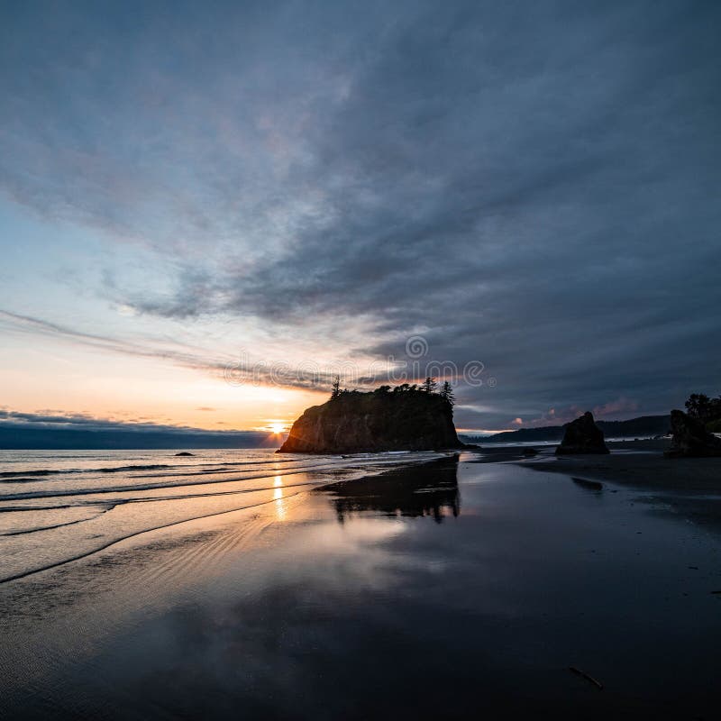 Scenic View of Sea Waves Washing the Ruby Beach in Washington at Cloudy ...