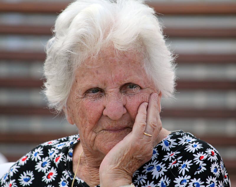 Schöne alte Dame stockfoto. Bild von denken, lächeln - 20854242