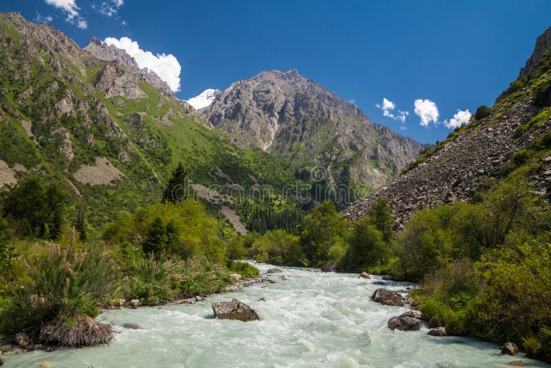Berglandschaft Mit Fluss Stockfotos und Bilder - Laden Sie 974 ...