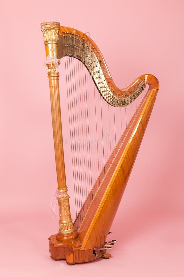 Schöne goldene Harfe stockfoto. Bild von ausrüstung, studio - 70306806