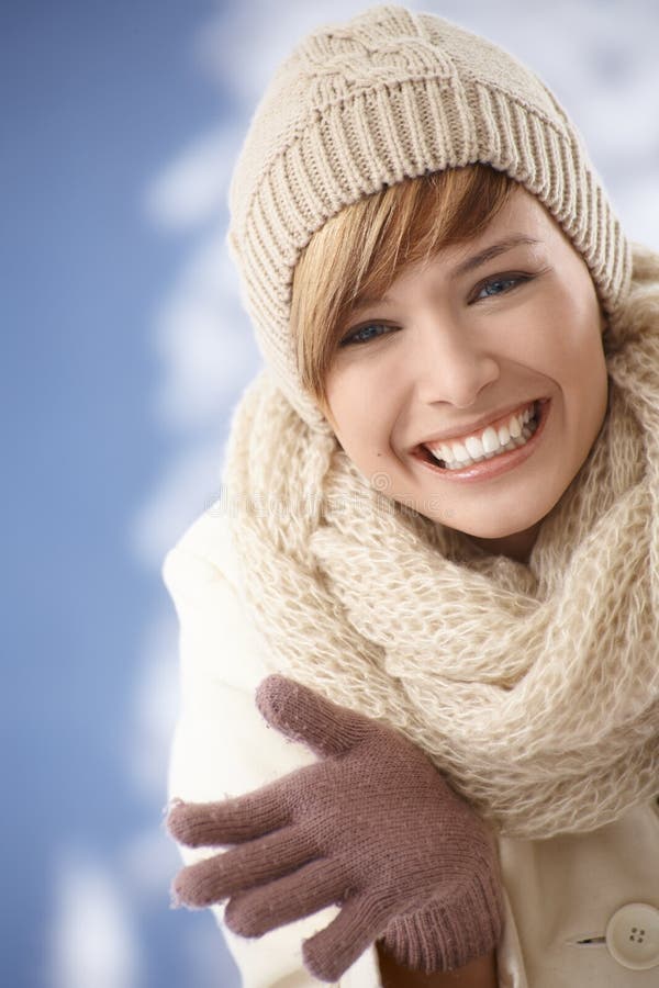 Schöne Junge Frau in Der Winterkleidung Stockfoto - Bild von kaukasisch ...