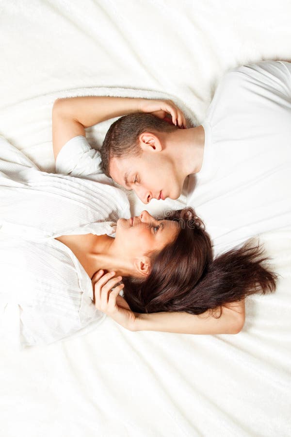 Schöne Junge Paare, Die Sich Hinlegen Stockfoto - Bild von männer ...