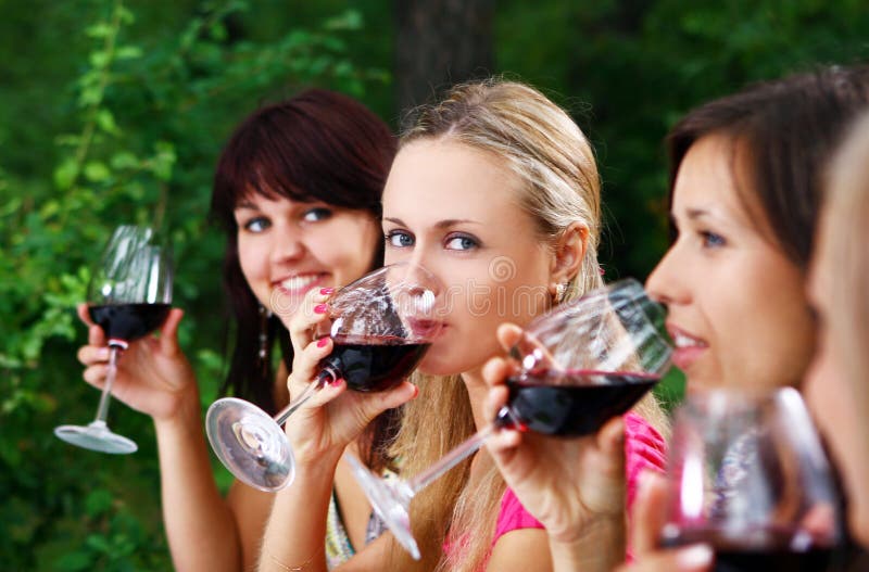 Schöne Mädchen, Die Wein Trinken Stockfoto - Bild von porträt ...