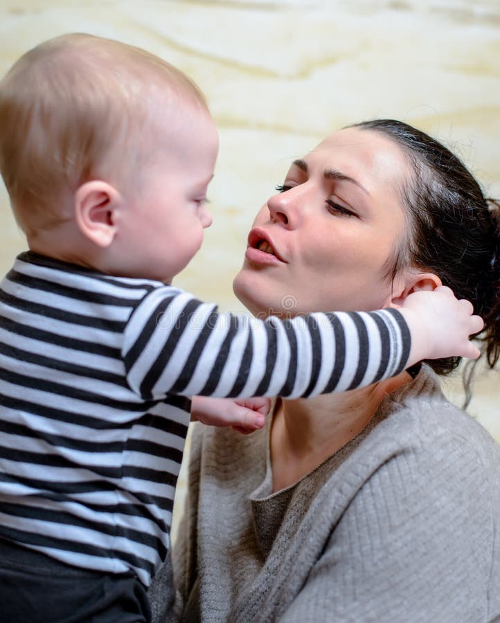 Stolze Liebevolle Mutter Mit Kind Stockfoto - Bild von erzeugungen ...