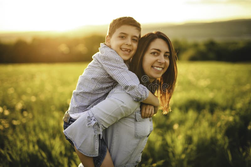 Schöne Mutter Mit Sohn Auf Sonnenuntergang Stockfoto - Bild von kind ...