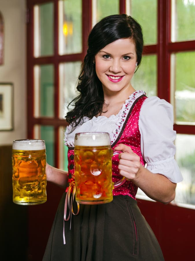 Oktoberfest-Kellnerin Mit Bier Stockfoto - Bild von deutsch, recht ...