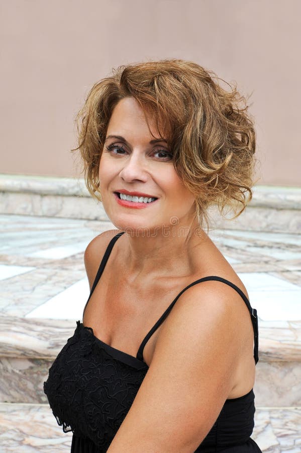 Schöne reife Frau stockfoto. Bild von lebensstil, gealtert - 173723728